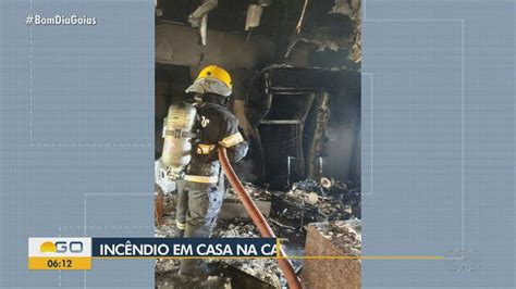 Vídeo Casa pega fogo em condomínio de luxo em Goiânia Goiás G1