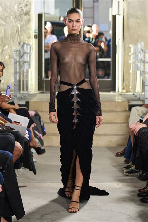 Cómo llevar vestidos transparentes en Primavera Verano 2023 Vogue