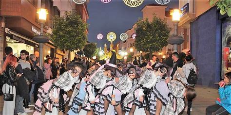 M S De Personas En El Desfile De Carrozas Y Comparsas Del