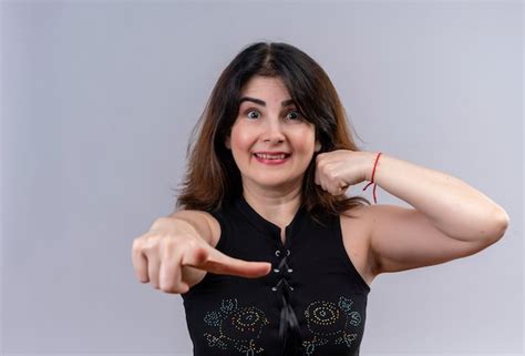 Mulher bonita de blusa preta se perguntando se alguém quer brigar