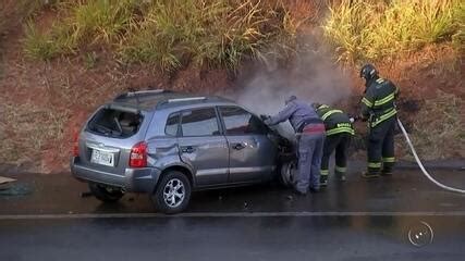 Carro pega fogo após capotar e causa engavetamento na rodovia