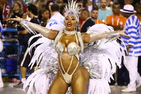 Foto Raíssa de Oliveira rainha de bateria da Beija Flor desfila na