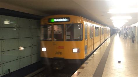 U Bahn Berlin 2 Wagen Durchfahrt im Bahnhof Amrumer Straße F79 BVG