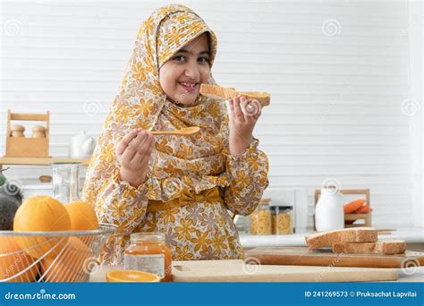 Arabe Musulmane Mignonne Petite Fille Porter Le Hijab Regarder Et