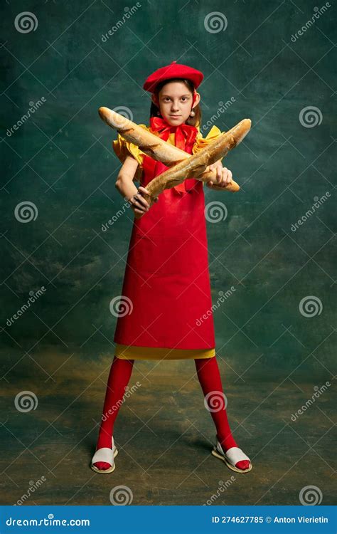 Foto Eines Jungen Süßen Mädchens Mit Kleid Und Roter Baguette Das Baguette Wie Schwert über