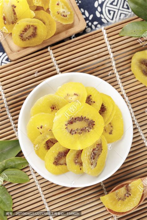 盘子里装着黄心奇异果干 点心零食 食品餐饮 摄影素材 汇图网www huitu