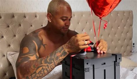 Léo Santana ganha presente ousado e íntimo de Lore Improta Quem