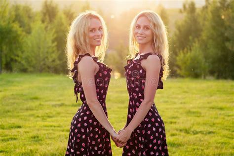 Deux Soeurs Jumelles Belle Blonde Bouclée Joyeuse Jeune Fille Souriante