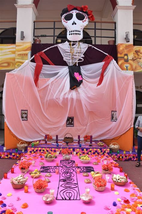 Instalan Monumental Altar De Muertos En El Palacio Municipal