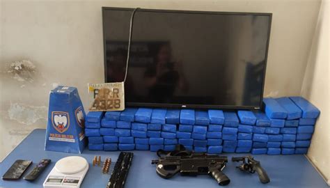 Polícia Militar apreende submetralhadora revólver e 78 tabletes de