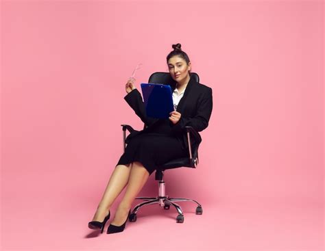 事務処理オフィスの服装の若い女性ボディポジティブな女性キャラクターフェミニズム自分を愛すること美しさの概念プラスサイズの実業家