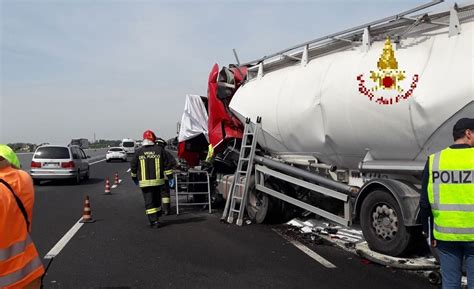 Incidente mortale sull A4 6 morti a San Donà di Piave furgone contro