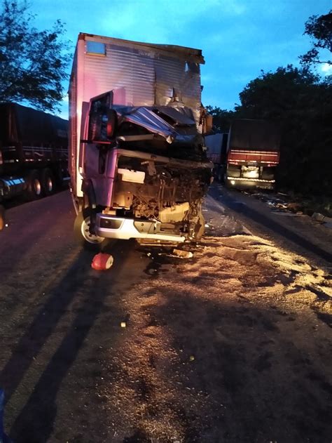 Motorista fica preso às ferragens mas sai ileso após colisão frontal