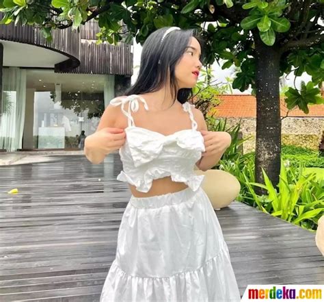Foto Potret Fuji Tampil Memesona Dalam Balutan Busana Putih
