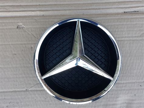 Atrapa Grill Mercedes E Klasa W Lift Emblemat