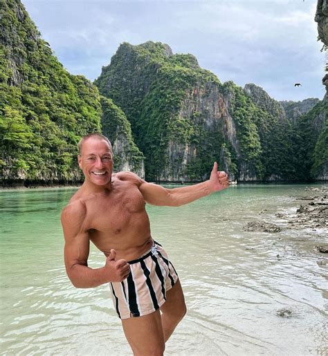 Aos 62 anos Jean Claude Van Damme posa sem camisa e impressiona fãs