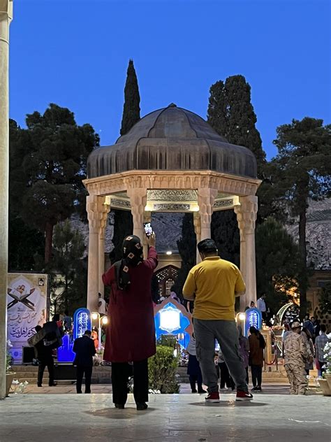 Hasan Mert Kaya on Twitter Ramazan nedeniyle Hafızın kabri önünde