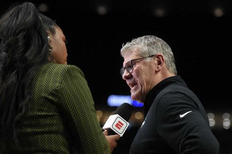 Uconn Women S Basketball Holds On To Beat Duke In March Madness