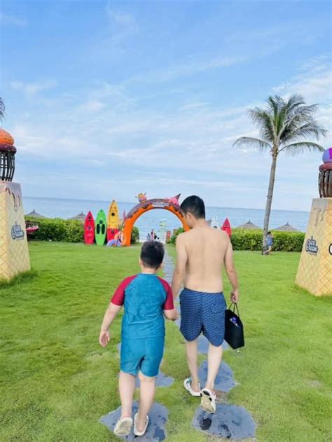 Chồng cũ Nhật Kim Anh đưa con trai du lịch hè cùng bạn gái mới của mình