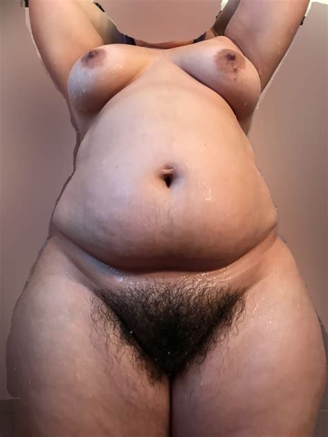 毛むくじゃらの裸のbbw潮吹き 女性の写真