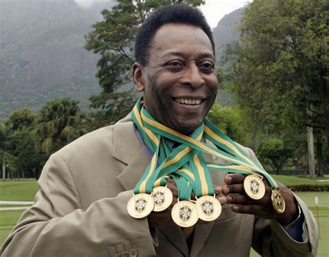 Lula sanciona lei que cria Dia do Rei Pelé celebrado na data do