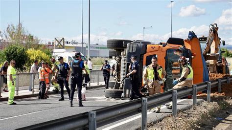 Un herido grave tras el vuelco de un camión en la Ronda Este de León