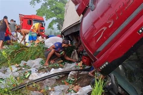 Caminh O Carregado De Cerveja Tomba E Saqueado Pela Popula O
