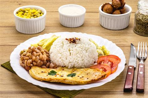 Prato refeição típica brasileira arroz de filé de frango feijão