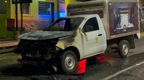 Por falla mecánica se incendia camioneta en el bulevar Ortiz Mena