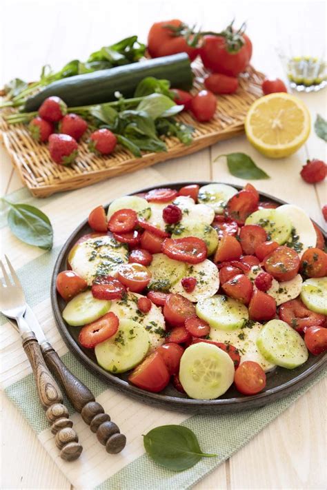 Salade Tomates Mozzarella Et Fruits Rouges De Cyril Lignac Recettes