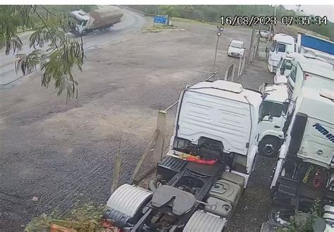 Vídeo mostra momento em que caminhão tomba na entrada de Porto União