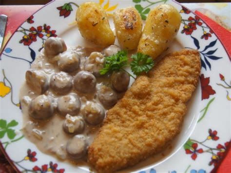 Wiener Schnitzel Vom Schwein Mit Rahm Knoblauch Champignons Und