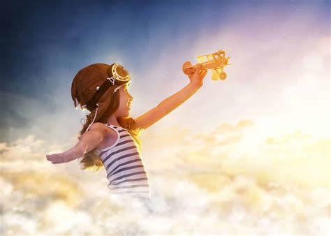 O que significa sonhar crianças Confira as interpretações do sonho