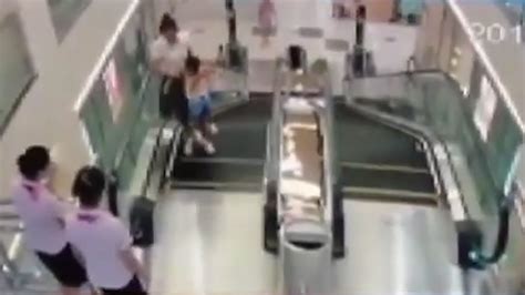 Accidentes De Escaleras Mecanicas Blankwoman