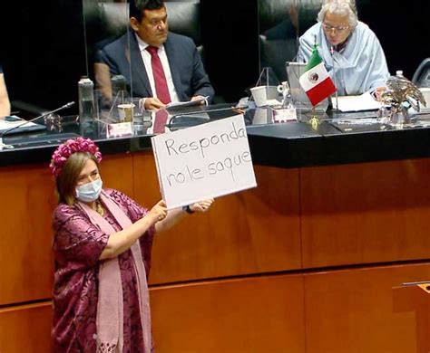 Senadora Xóchitl Gálvez Ruiz presenta pancarta al término de la