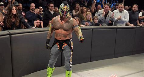 Rey Mysterio acepta el desafío de Dominik se enfrentará a su hijo en