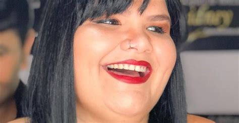 Grávida bailarina plus size da Anitta Thais Carla posa só de