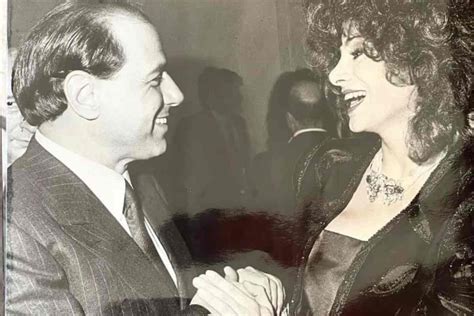 Qui appena 20enne accanto a Berlusconi oggi ha 63 anni ed è una delle