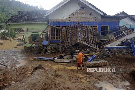 Banjir Bandang Rendam Ratusan Rumah Di Pacitan Republika Online