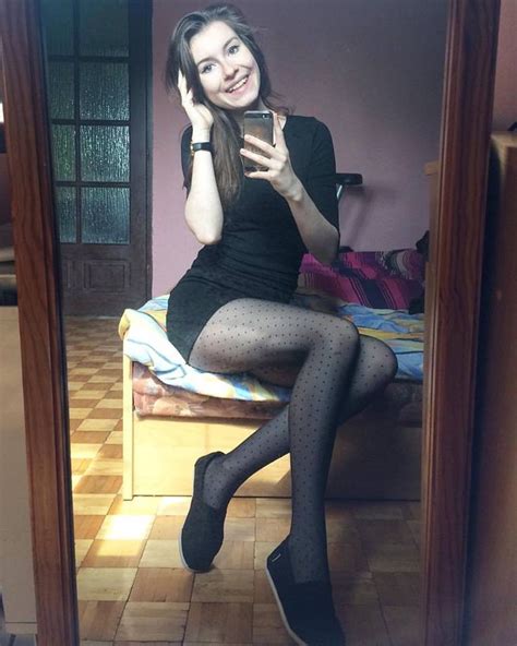 Bild Könnte Enthalten 1 Person Lächelnd Schuhe Tights Fashion Pantyhose