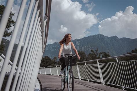 M oda Atrakcyjna Kobieta Z Bicyklem Na Mo cie Zdjęcie Stock Obraz