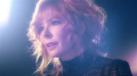 Mylène Farmer dévoile le clip de Rayon vert en version piano voix