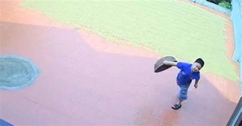 Bé trai giận cá chém thớt vì quá mệt mỏi khi phơi lúa