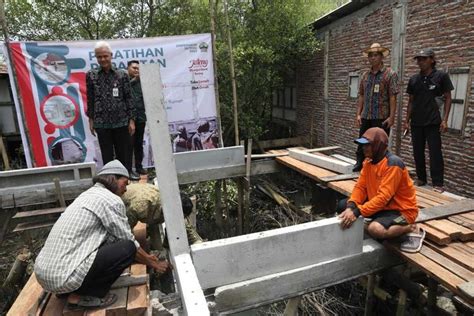 Ganjar Cek Bantuan Rumah Panggung Untuk Keluarga Korban Rob Sayung Demak
