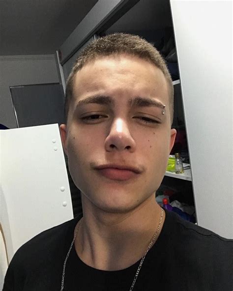 A imagem pode conter 1 pessoa selfie close up e área interna Fotos