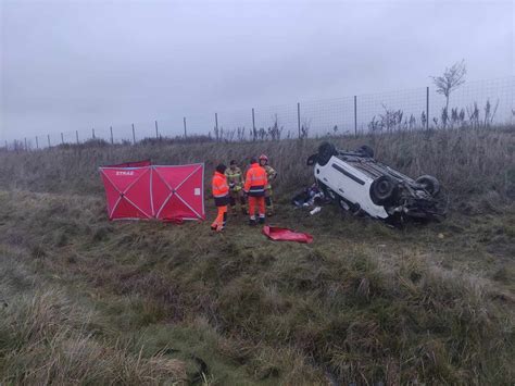Śmiertelny wypadek w Kruszowie na A1 pod Tuszynem Auto na dachu