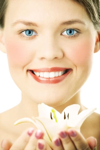 Retrato De Rostro De Mujer De Belleza Con Flor De Lirio Blanco Foto