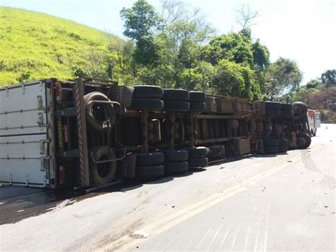 G1 Carreta tomba e deixa trânsito lento na BR 393 em Barra do Piraí