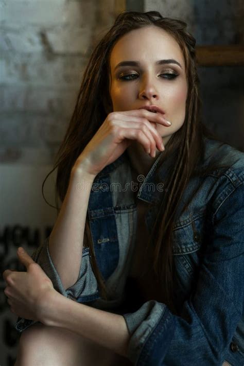 La Bella Ragazza Topless Portando Un Rivestimento Dei Jeans Tocca Il