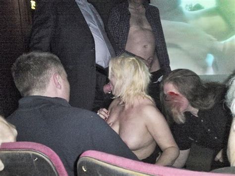 FETICISMO AMATORIALE MOGLIE PUTTANA SCOPATA NEL CINEMA PORNO AMATORIALE